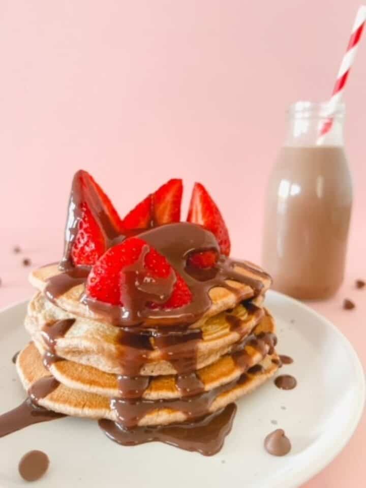 Chocolate Milk Pancakes - bakesandbeyond.com
